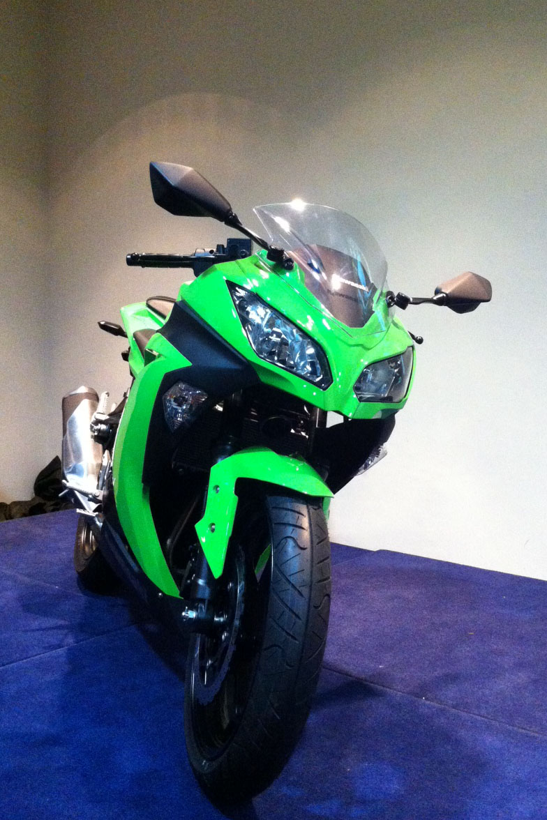 Ninja 300 chega ao Brasil por R$ 17.990 - Carros UOL - UOL Carros