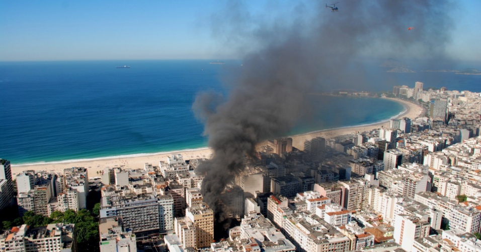 Fire in Copacabana (Rio de Janeiro - Brazil), on the day it turns 120 ...