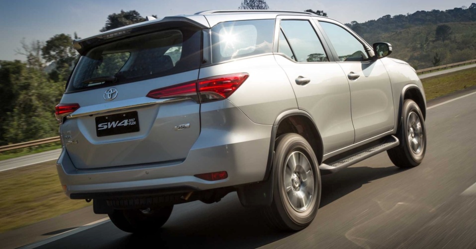 Toyota Hilux e SW4 flex 2017 - Fotos - UOL Carros